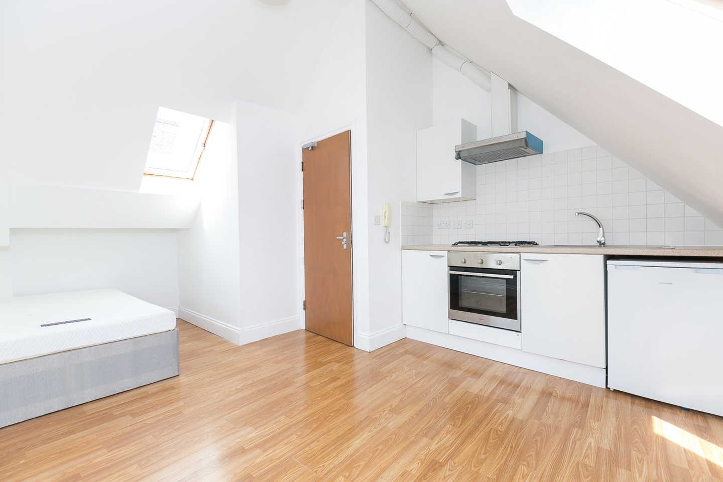 London - Bedsit, Tottenham Lane, N8 - To Rent Now for £895.00 p/m