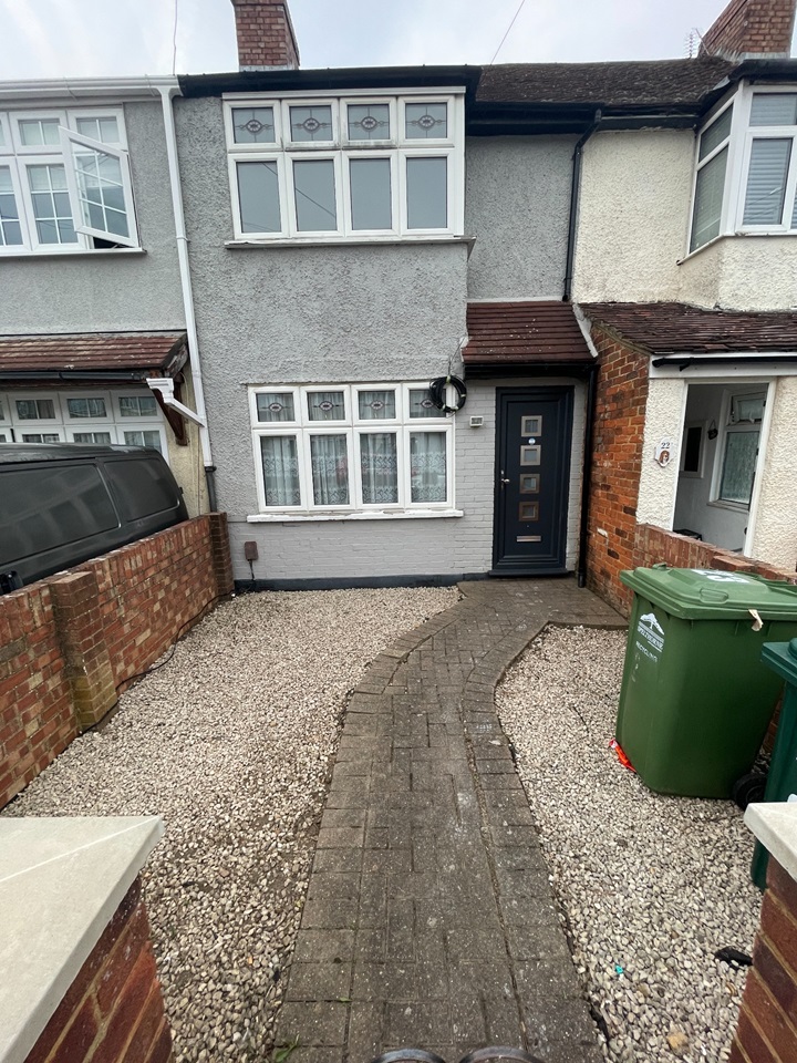 Staines-Upon-Thames - 2 Bed Terraced House, Ravensbourne Avenue, TW19 ...