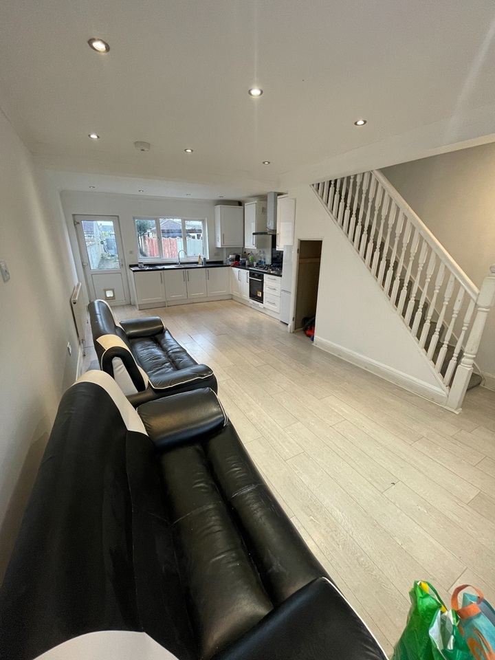 Staines-Upon-Thames - 2 Bed Terraced House, Ravensbourne Avenue, TW19 ...
