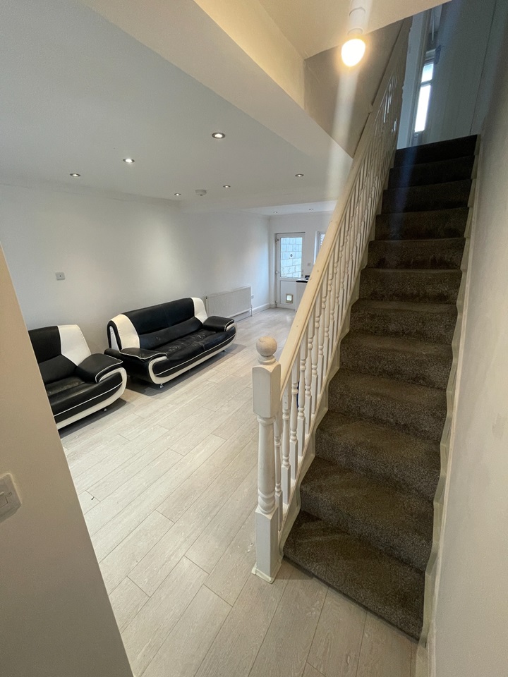 Staines-Upon-Thames - 2 Bed Terraced House, Ravensbourne Avenue, TW19 ...