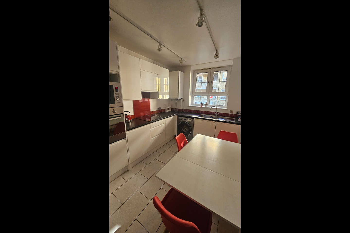 London - 2 Bed Flat, Fenner House, E1W - To Rent Now for £2,210.00 p/m