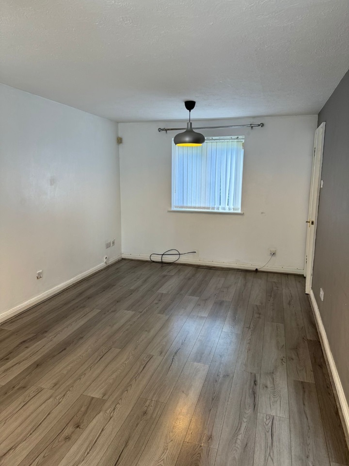 Liverpool - 2 Bed Flat, Kingsway Court, L3 - To Rent Now for £750.00 p/m