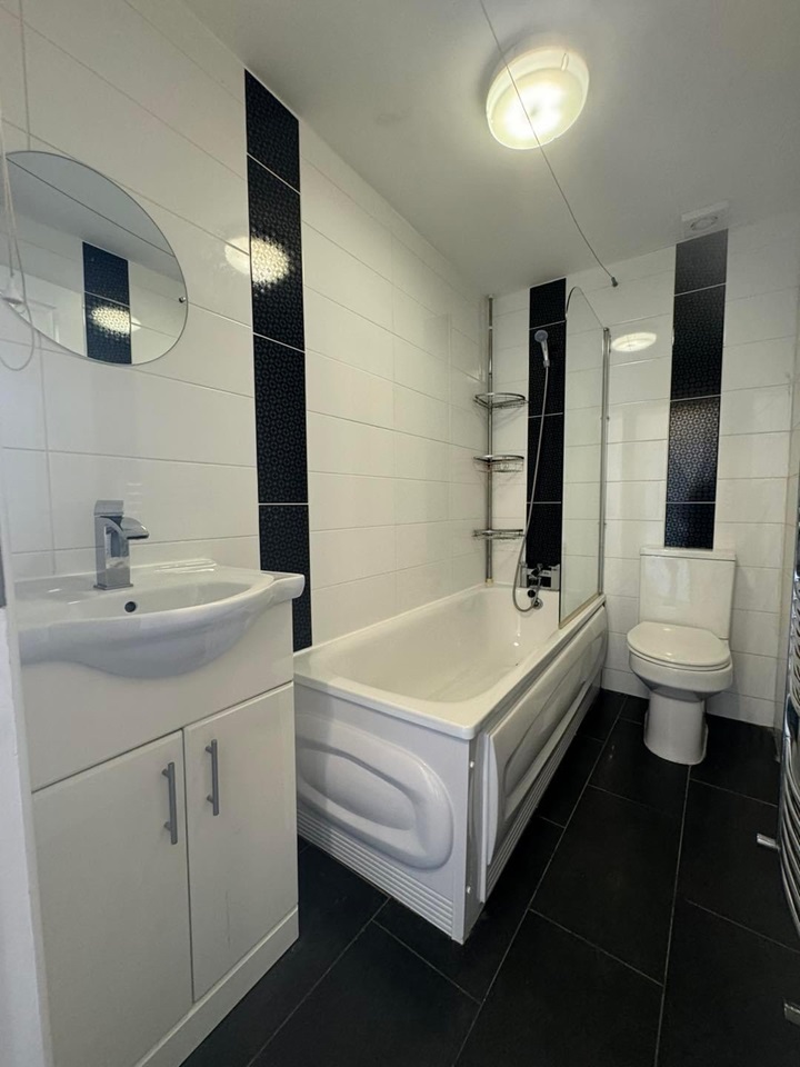 London - 1 Bed Flat, Lee High Road, SE13 - To Rent Now for £1,600.00 p/m