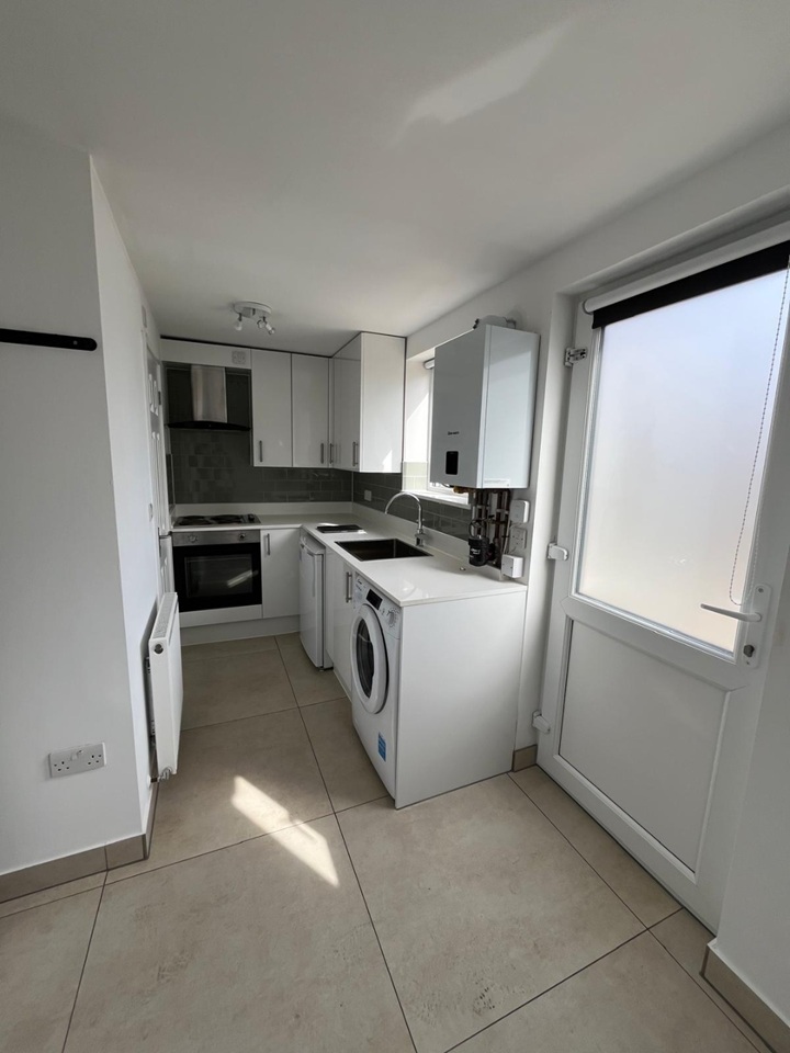 Hounslow - Studio Flat, Great South West Road, TW4 - To Rent Now for £ ...