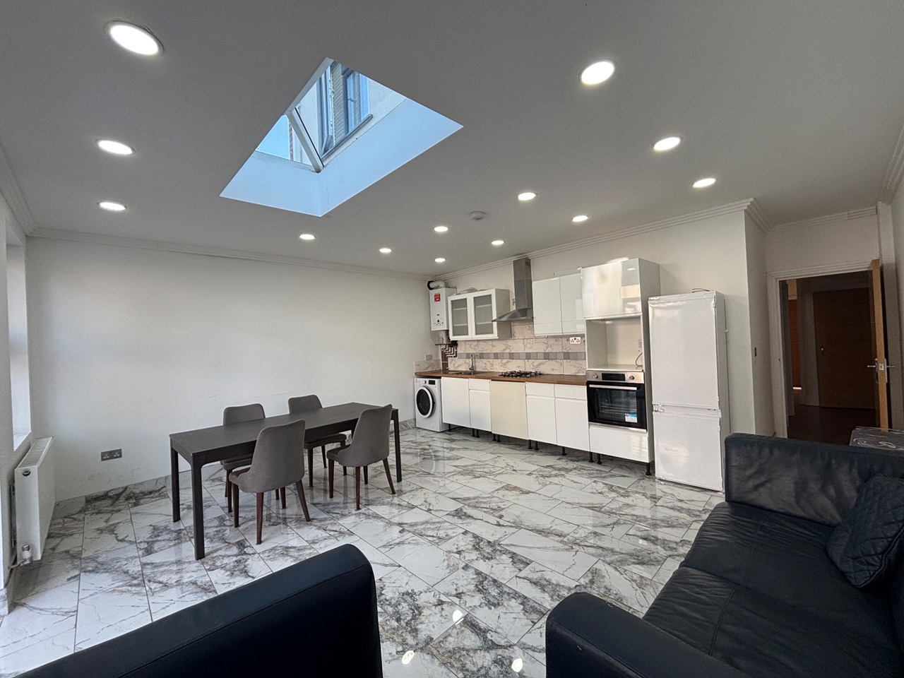 Ilford - 2 Bed Flat, Ilford, IG1 - To Rent Now for £2,000.00 p/m