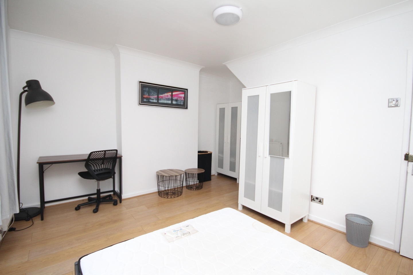 London - 3 Bed Flat, Geffrye Court, N1 - To Rent Now for £2,499.00 p/m