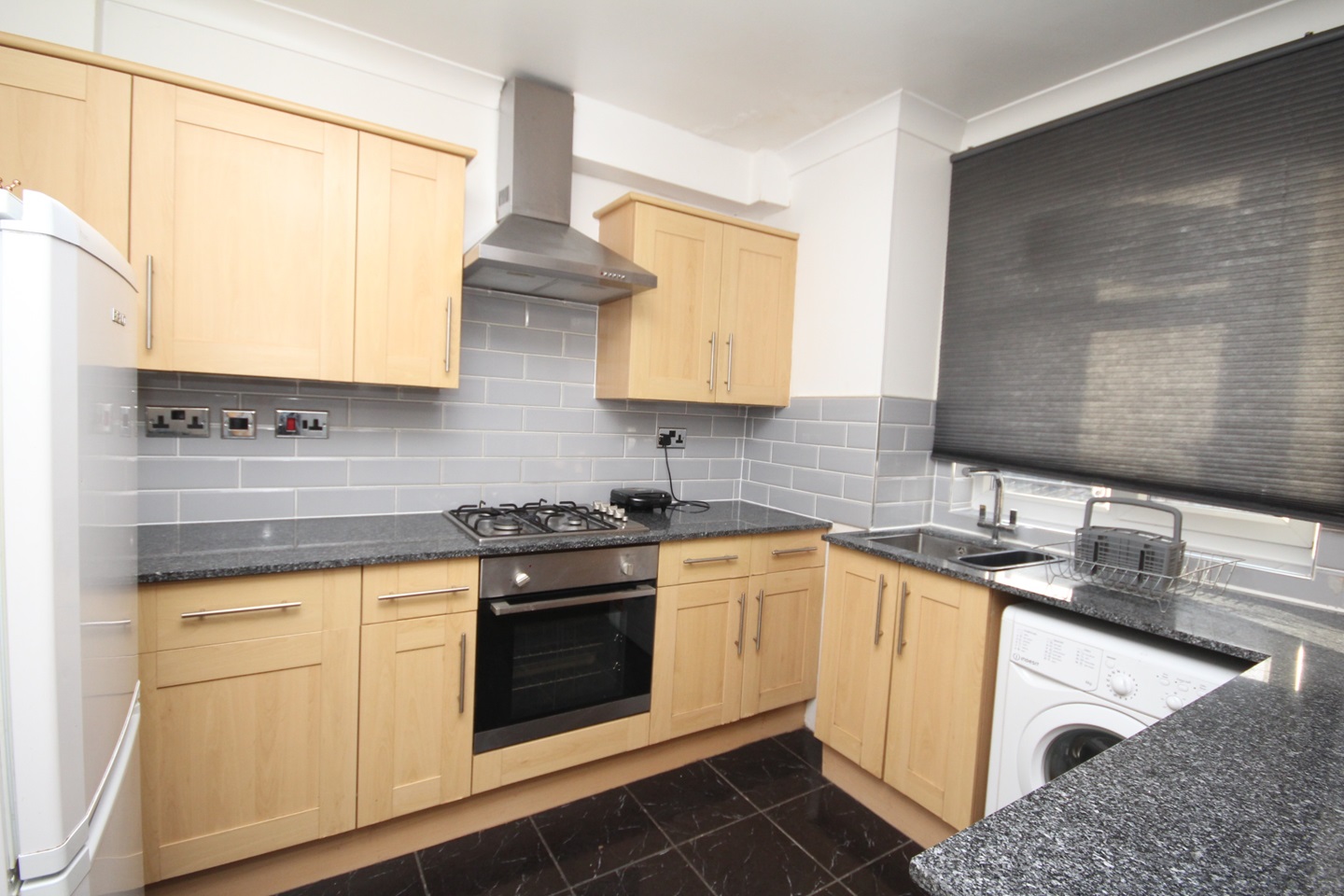 London - 3 Bed Flat, Geffrye Court, N1 - To Rent Now for £2,499.00 p/m
