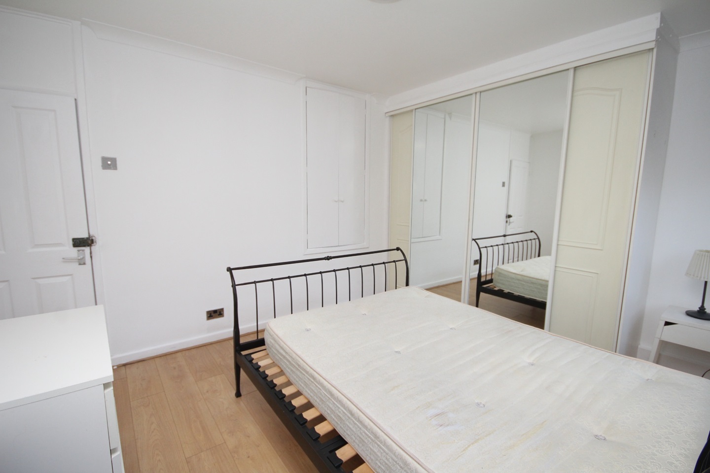 London - 3 Bed Flat, Geffrye Court, N1 - To Rent Now for £2,499.00 p/m