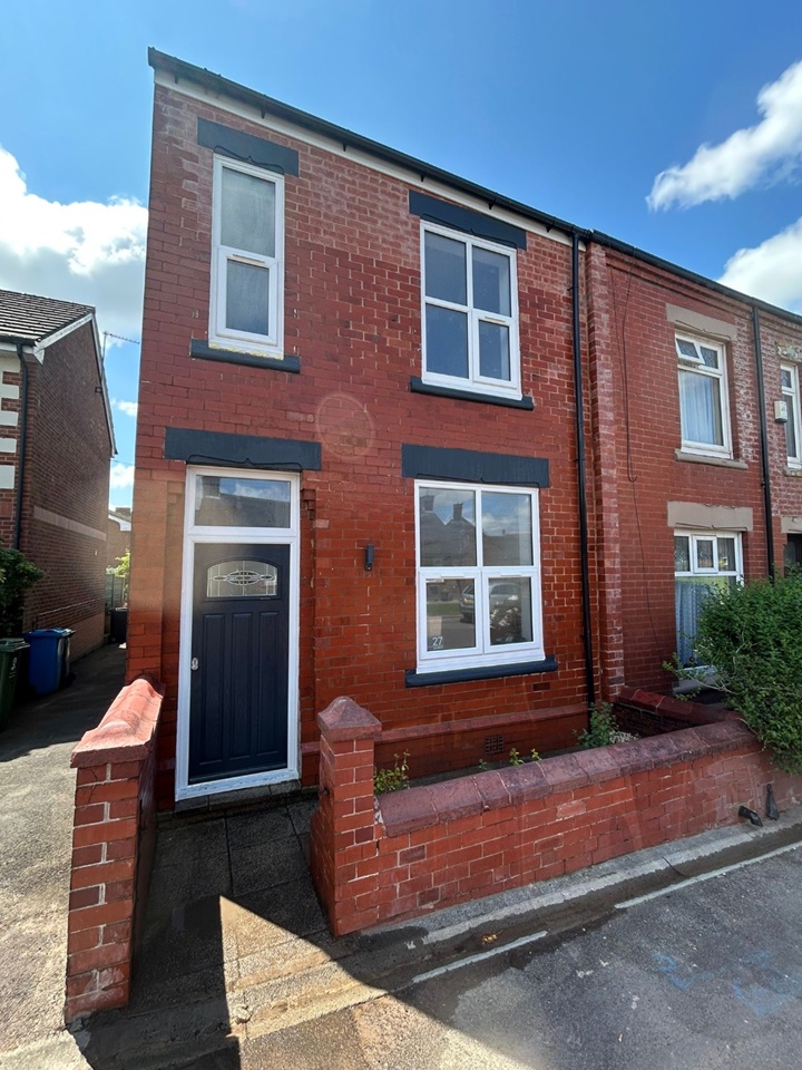 Royton, Oldham - 3 Bed End Terrace, Water Street, OL2 - To Rent Now for ...