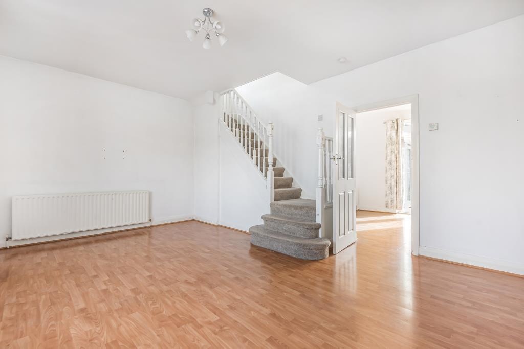 Staines-Upon-Thames - 3 Bed Semi-Detached House, London Road, TW18 - To ...