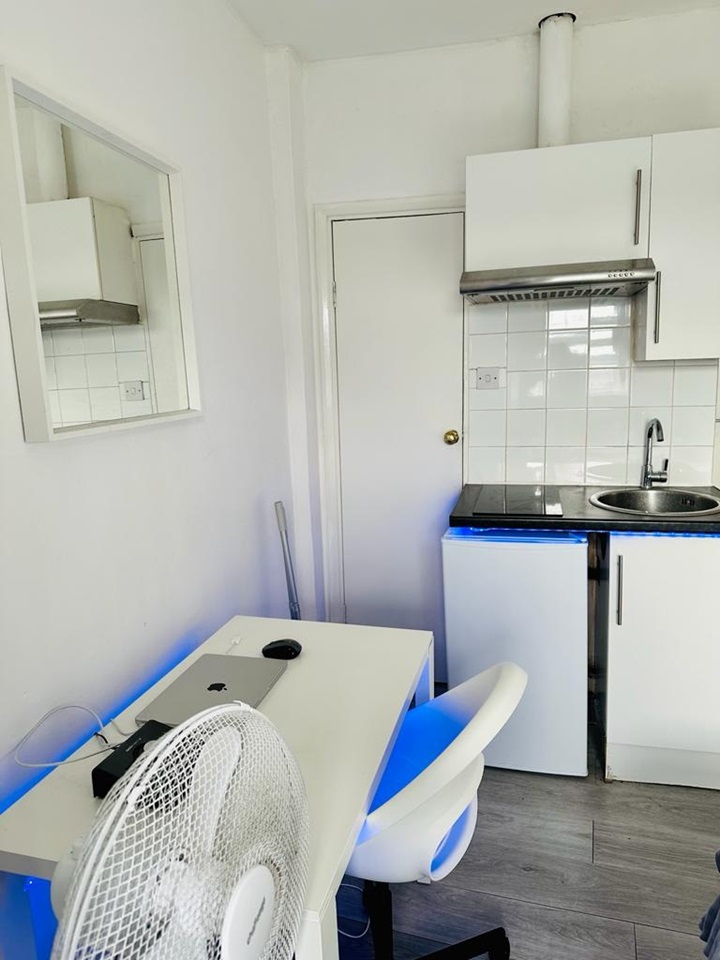 London - Studio Flat, King Street, E13 - To Rent Now for £1,000.00 p/m