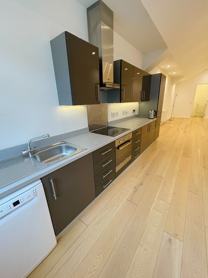 London - 1 Bed Flat, Colne House, E1 - To Rent Now for £2,050.00 p/m