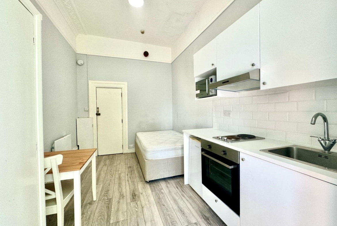 London - Bedsit, Sussex Gardens, W2 - To Rent Now for £1,235.00 p/m