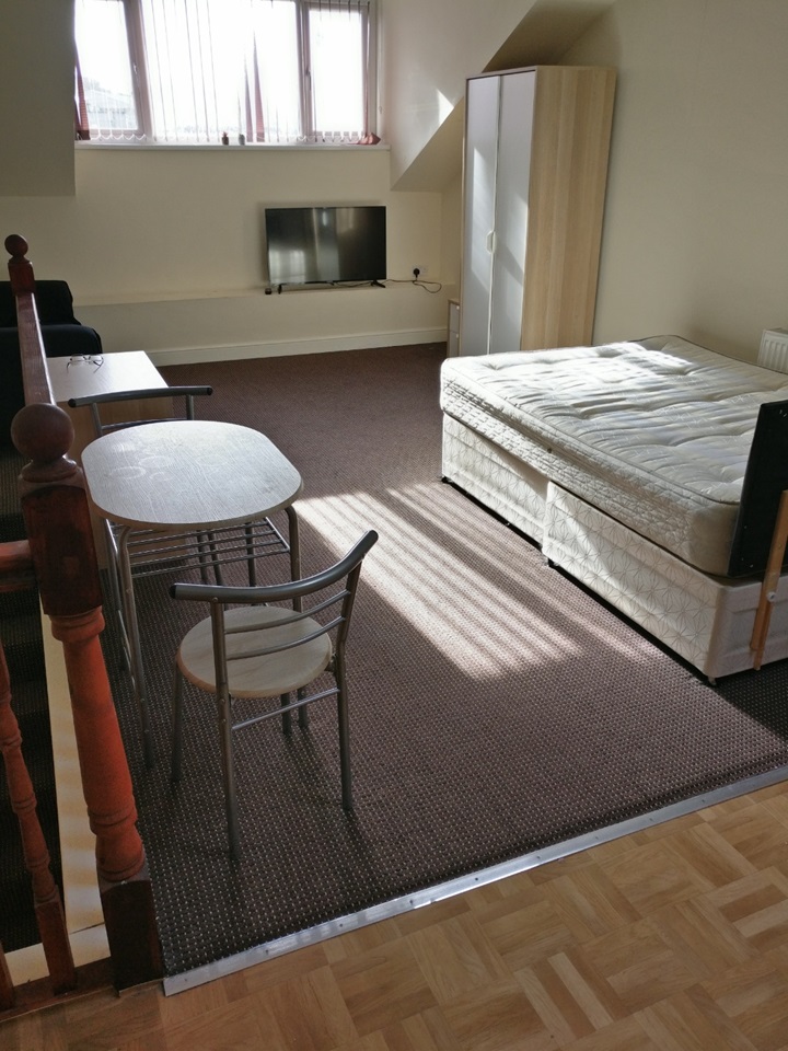 Bradford - Studio Flat, Manningham Lane, BD8 - To Rent Now for £580.00 p/m