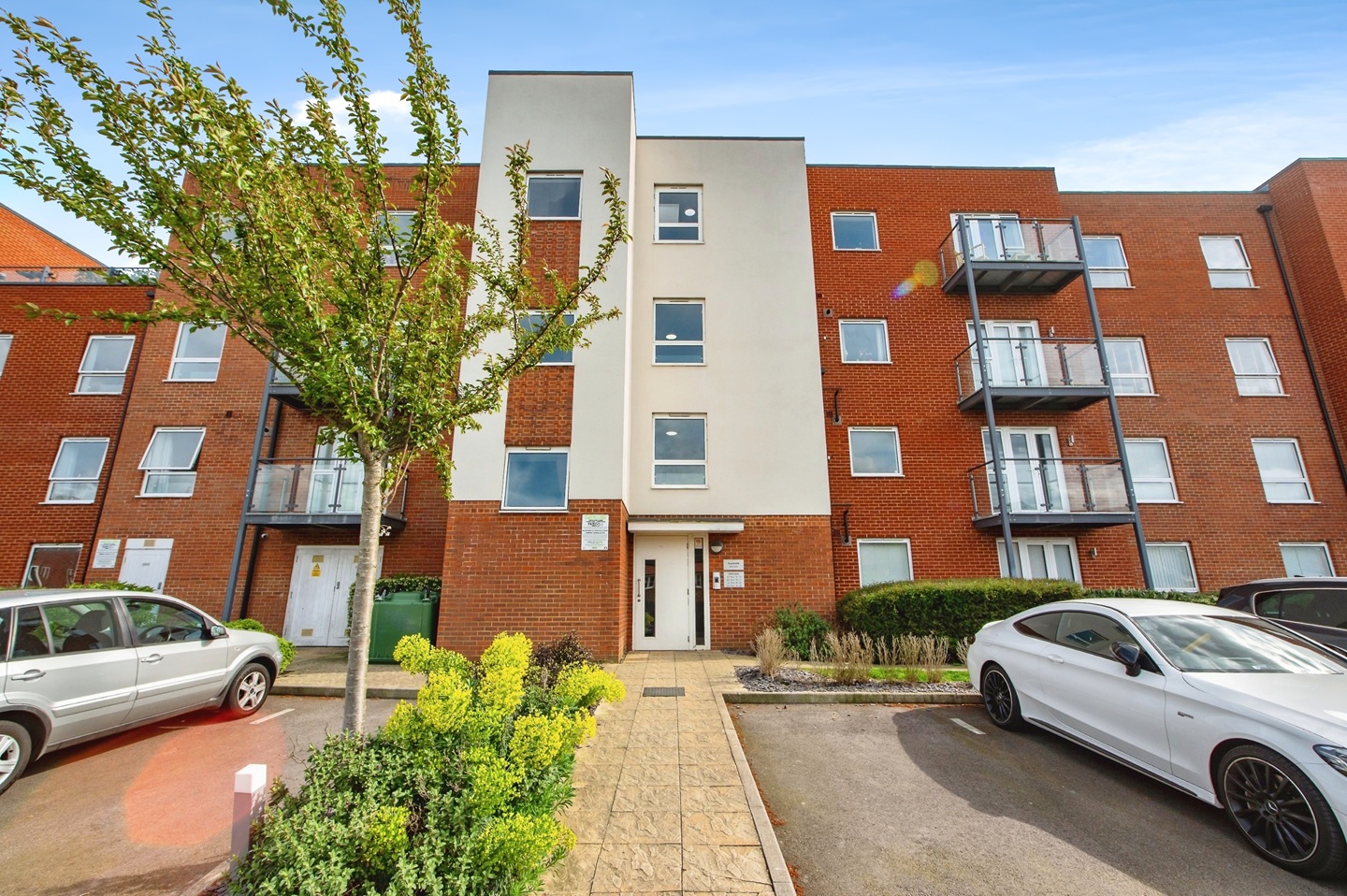 Ebbsfleet Valley, Swanscombe - 2 Bed Flat, Lett Lane, DA10 - To Rent ...