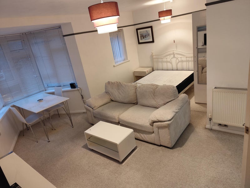 Southsea - Studio Flat, St. James's Road, PO5 - To Rent Now for £897.00 p/m