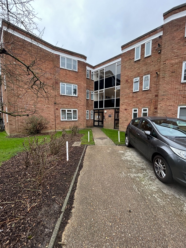 Upminster - 3 Bed Flat, Avon Road, RM14 - To Rent Now for £1,650.00 p/m