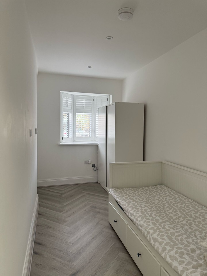 Ilford - Studio Flat, Ashurst Drive, IG6 - To Rent Now for £1,000.00 p/m
