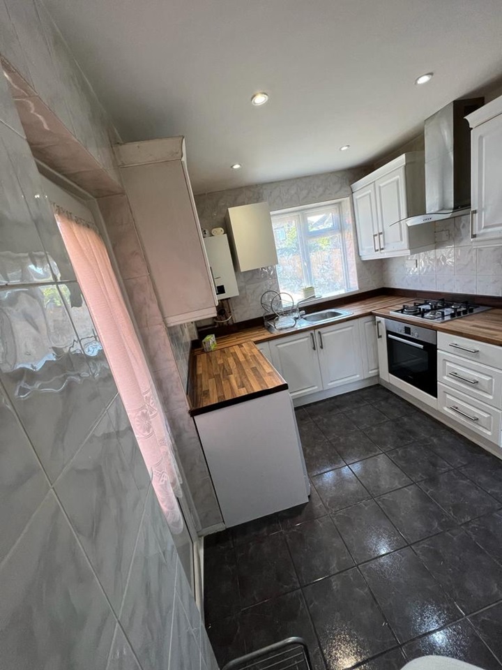 London - 3 Bed Semi-Detached House, London, CR4 - To Rent Now for £ ...