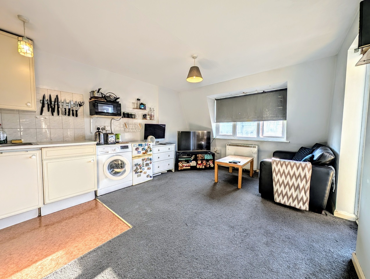 London - Studio Flat, Wellington Road, SW19 - To Rent Now for £1,350.00 p/m