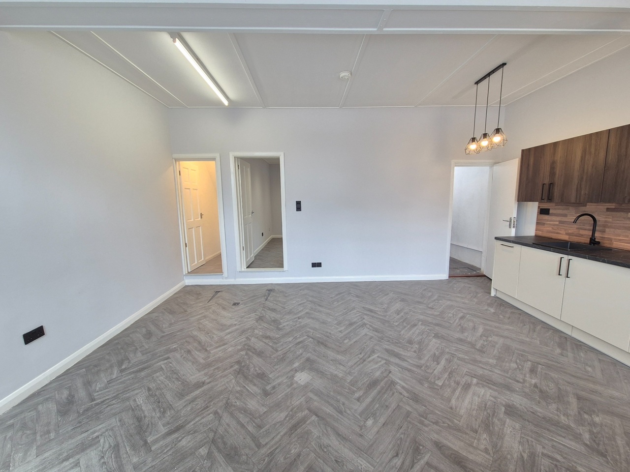Gillingham - 1 Bed Flat, Gillingham Road, ME7 - To Rent Now for £1,300. ...