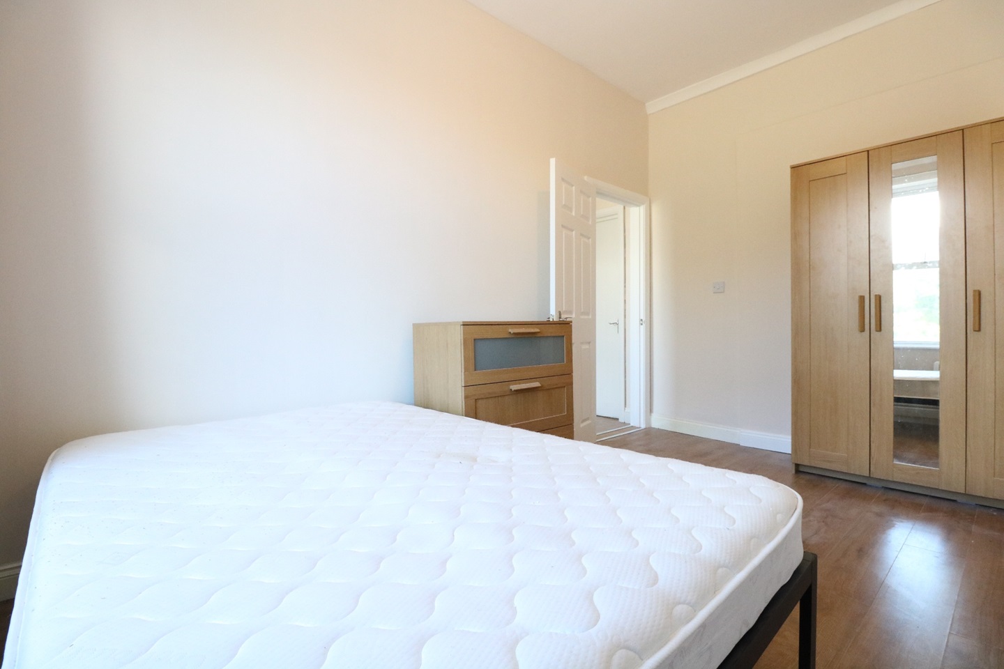 London - 1 Bed Flat, Church Road, NW10 - To Rent Now for £1,390.00 p/m