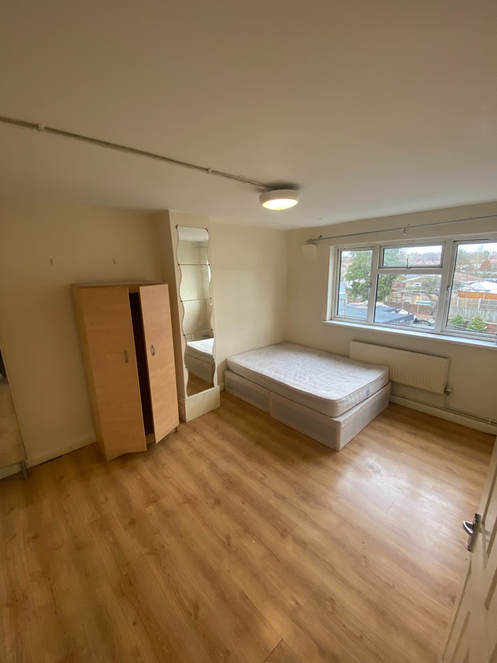 Perivale, Greenford - 2 Bed Flat, Bilton Road, UB6 - To Rent Now for £ ...