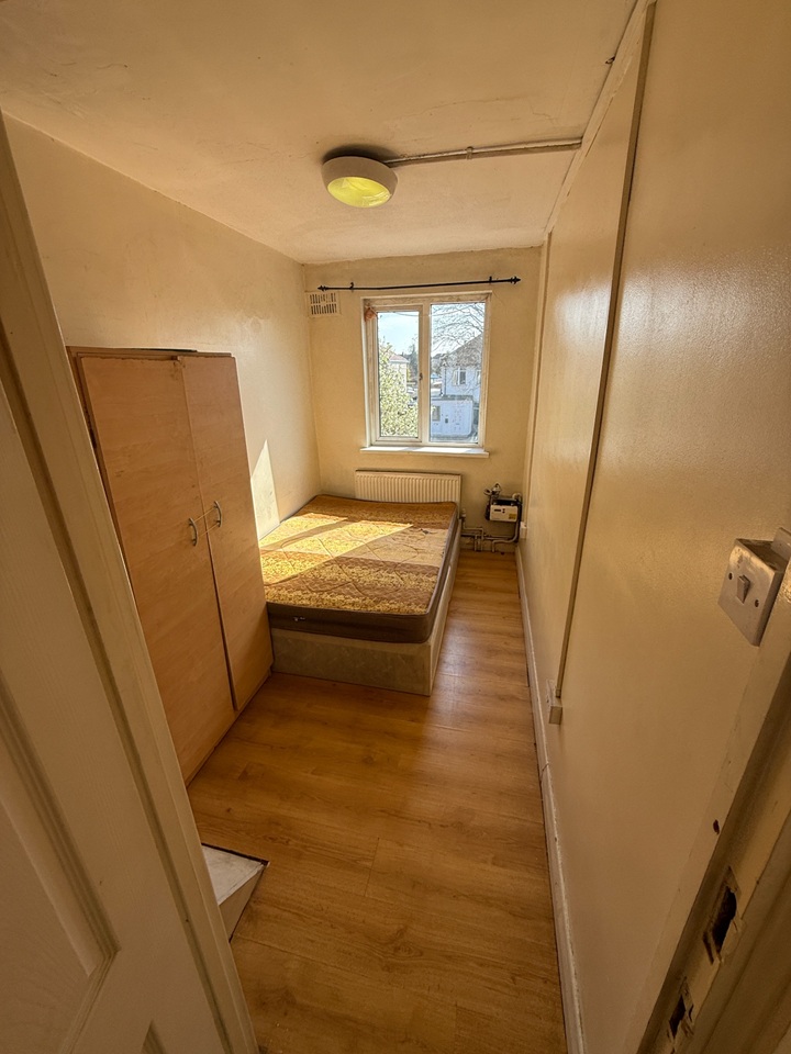 Perivale, Greenford - 2 Bed Flat, Bilton Road, UB6 - To Rent Now for £ ...