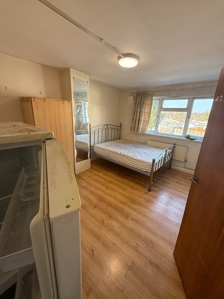 Perivale, Greenford - 2 Bed Flat, Bilton Road, UB6 - To Rent Now for £ ...