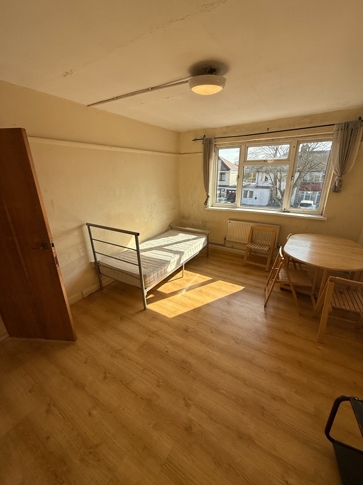Perivale, Greenford - 2 Bed Flat, Bilton Road, UB6 - To Rent Now for £ ...