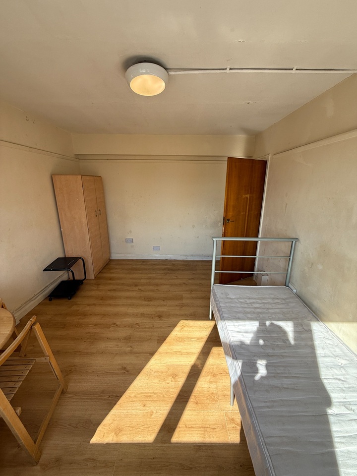 Perivale, Greenford - 2 Bed Flat, Bilton Road, UB6 - To Rent Now for £ ...