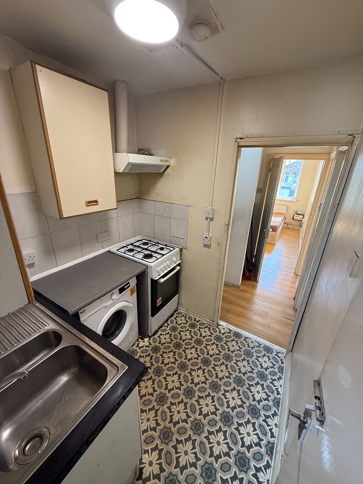 Perivale, Greenford - 2 Bed Flat, Bilton Road, UB6 - To Rent Now for £ ...