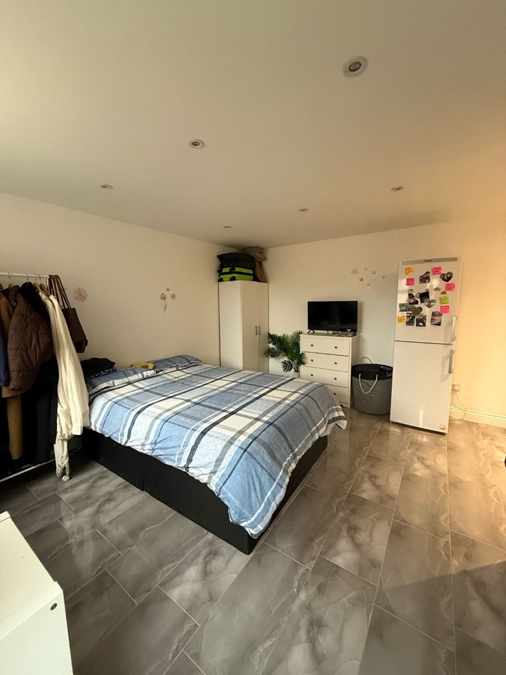 Dagenham - Studio Flat, Becontree Avenue, RM8 - To Rent Now for £1,200. ...