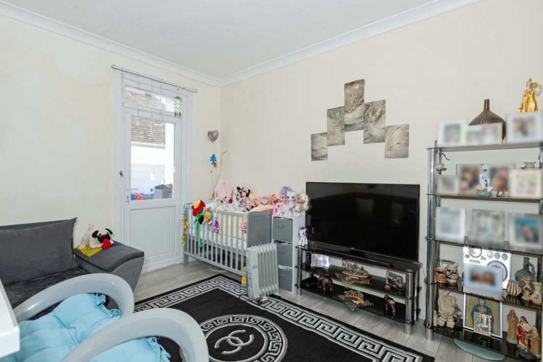 Worthing - 1 Bed Flat, Claydon Court, BN11 - To Rent Now for £1,050.00 p/m