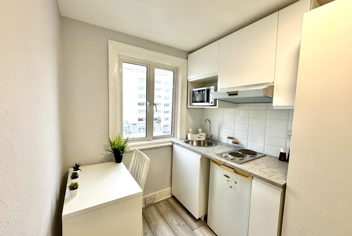 London - Bedsit, Sussex Gardens, W2 - To Rent Now for £823.33 p/m