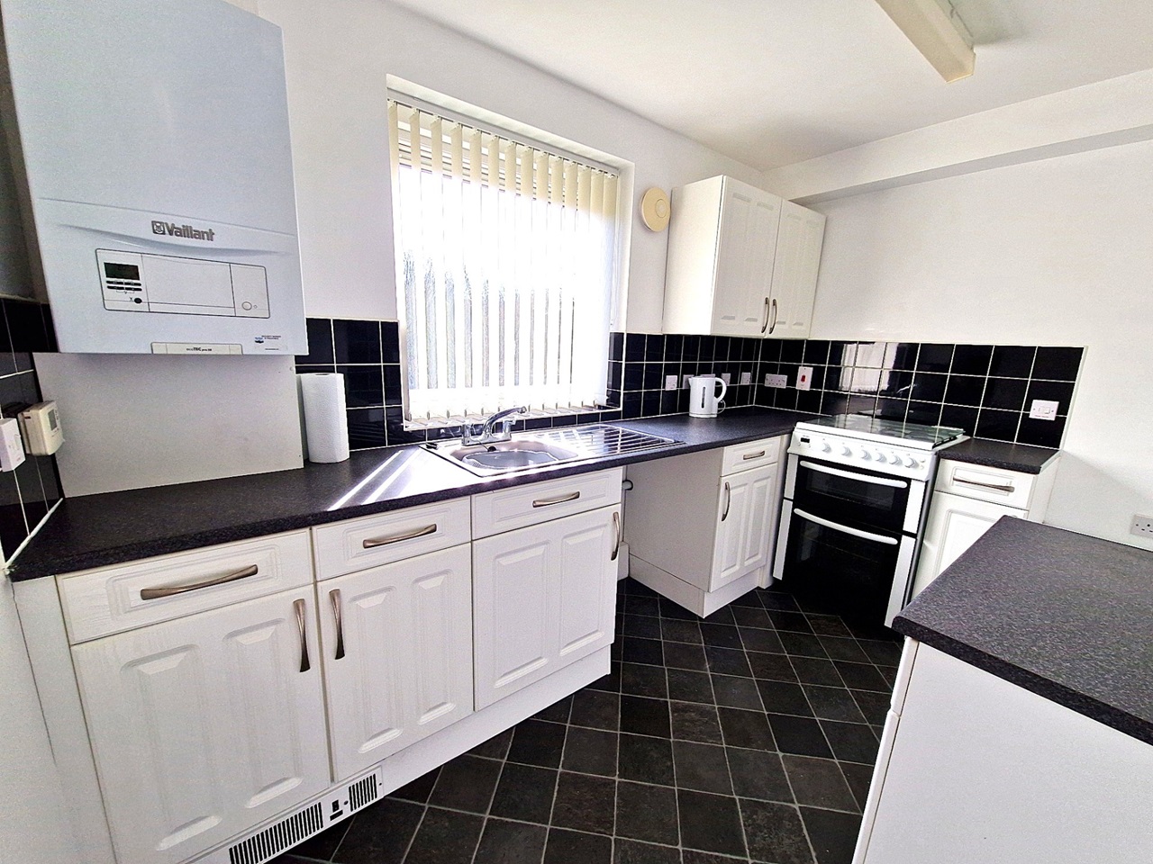 Sheffield - 1 Bed Flat, Colley Drive, S5 - To Rent Now for £600.00 p/m
