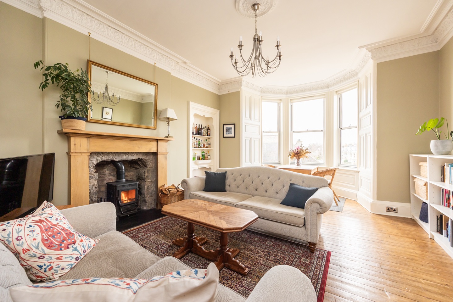 Edinburgh - 3 Bed Flat, Findhorn Place, EH9 - To Rent Now for £1,800.00 p/m