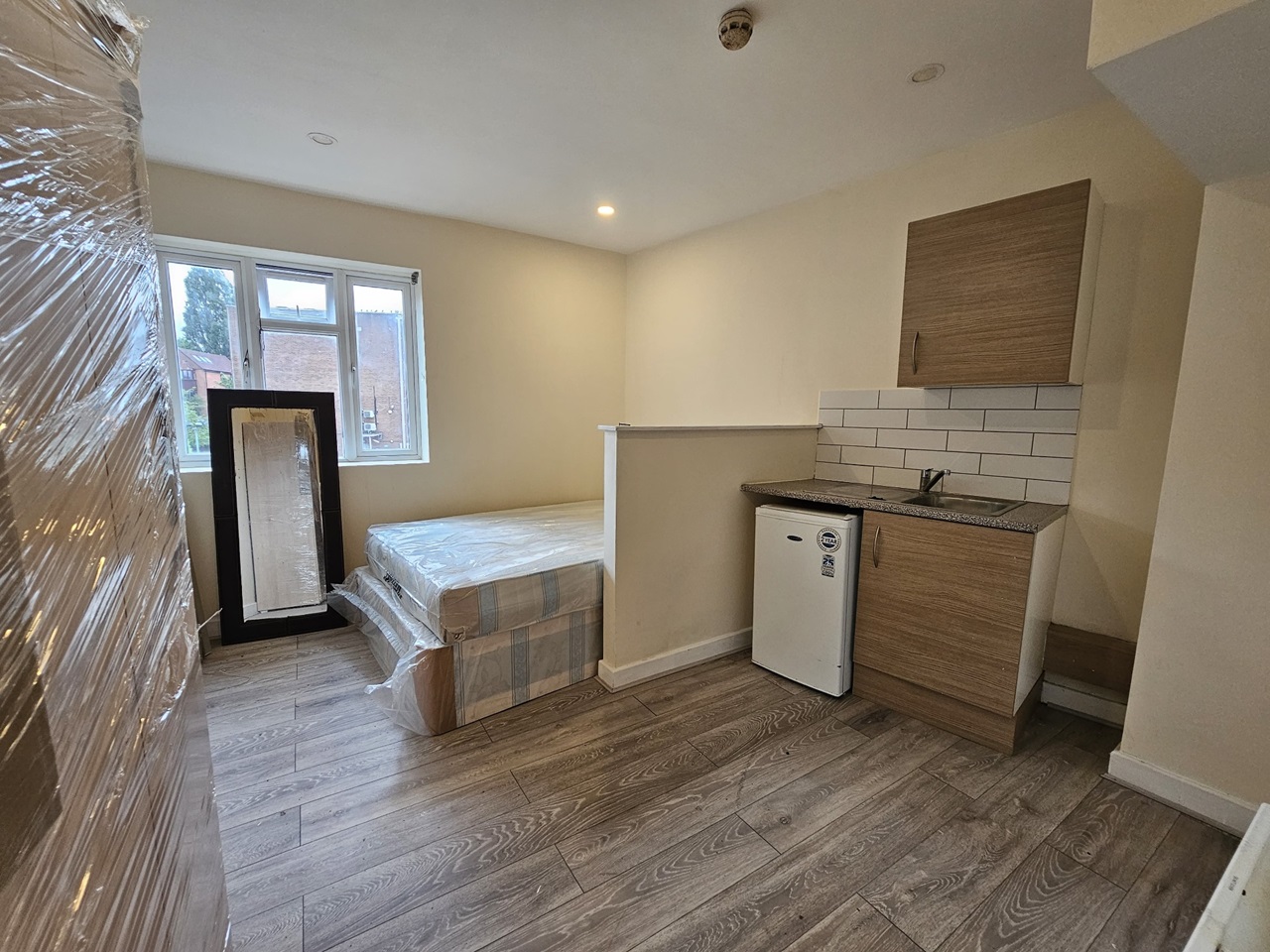 Acton, Ealing - Studio Flat, Ashbourne Parade, W5 - To Rent Now for £1,100.00 p/m