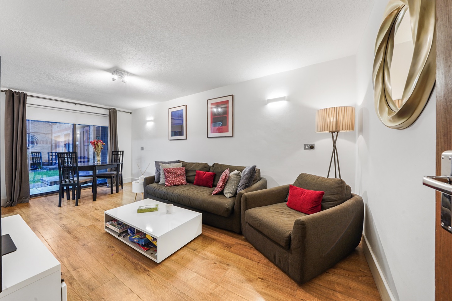 London - 2 Bed Flat, Deanery Close, N2 - To Rent Now for £1,800.00 p/m