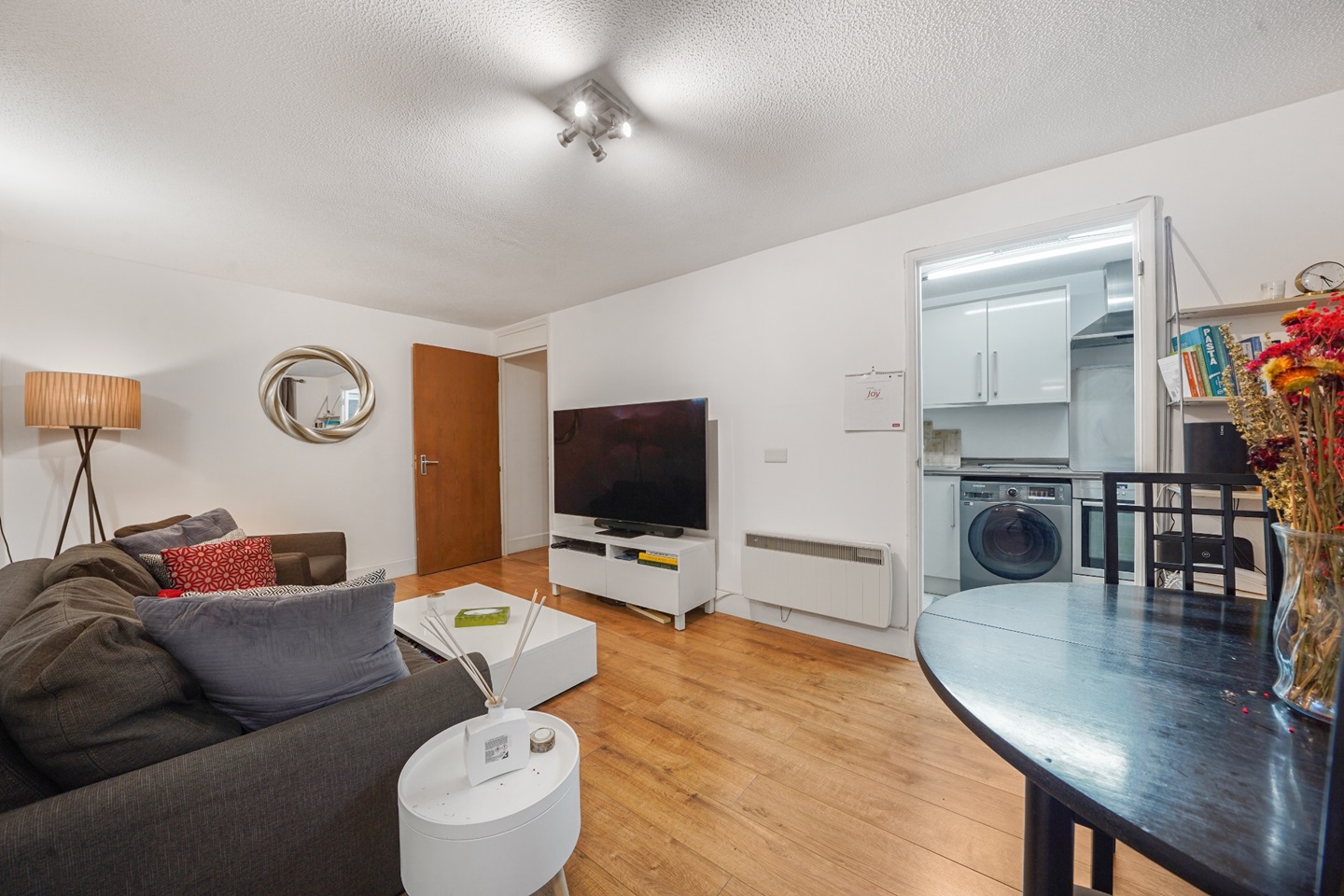 London - 2 Bed Flat, Deanery Close, N2 - To Rent Now for £1,800.00 p/m