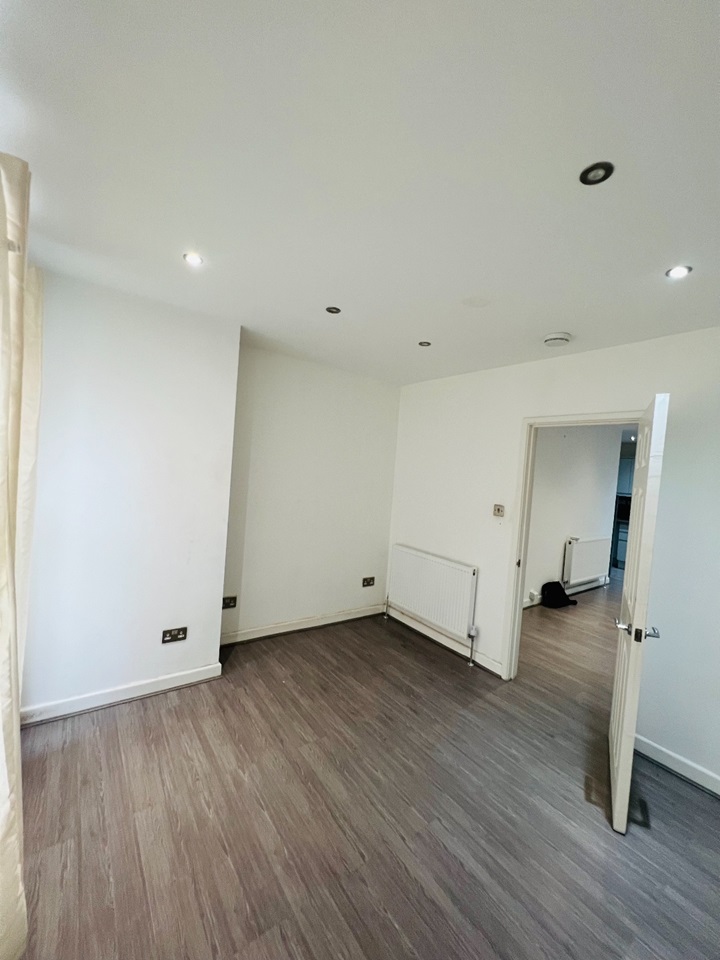 London - 1 Bed Flat, Barnard Close, SE18 - To Rent Now for £1,250.00 p/m