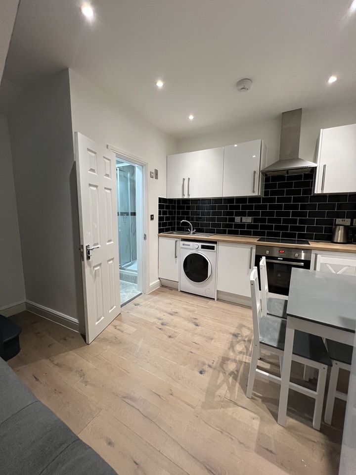 London - 2 Bed Flat, West Hendon Broadway, NW9 - To Rent Now for £1,700 ...