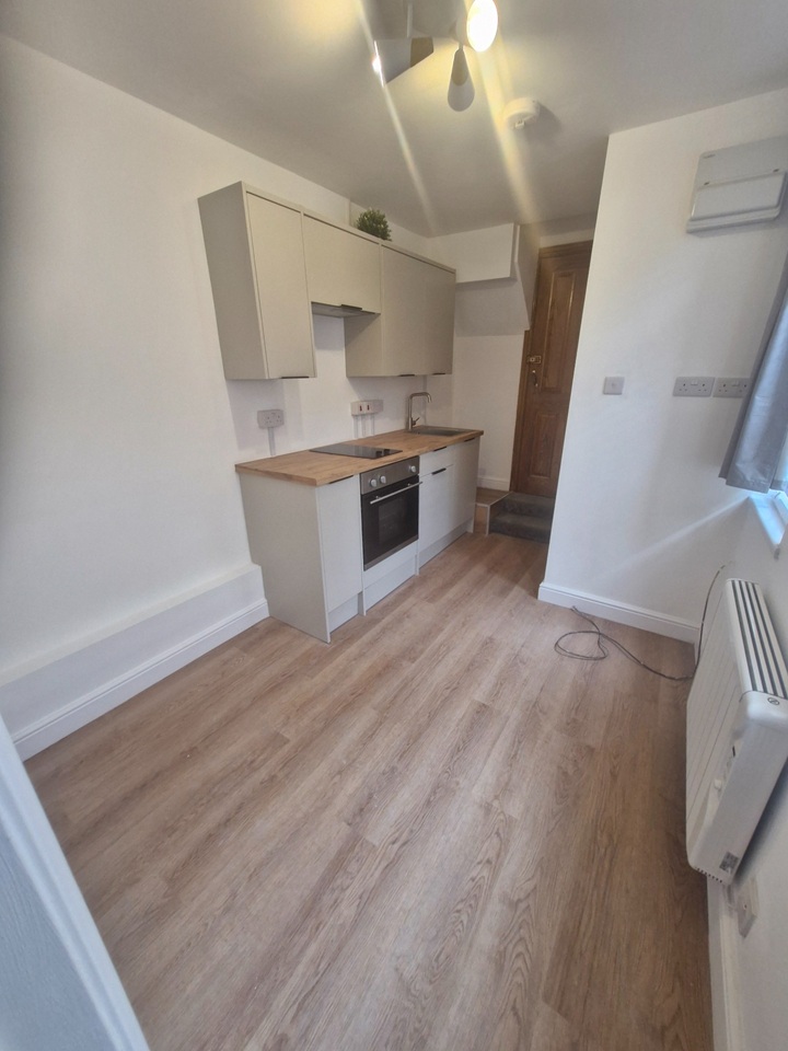 Cardiff - Studio Flat, Chancery Lane, CF11 - To Rent Now for £725.00 p/m