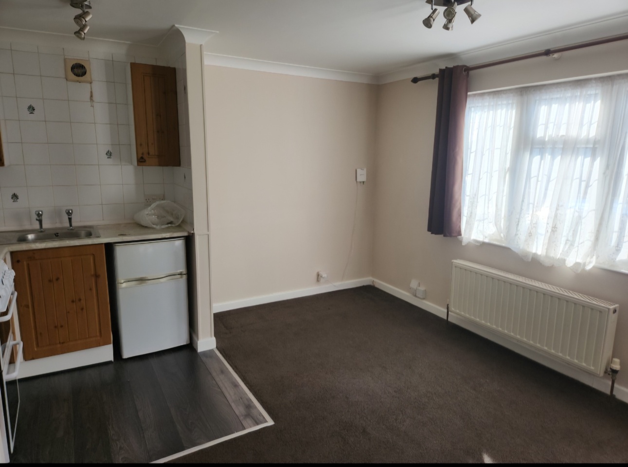 Dagenham - Studio Flat, Greenfield Road, RM9 - To Rent Now for £1,000. ...