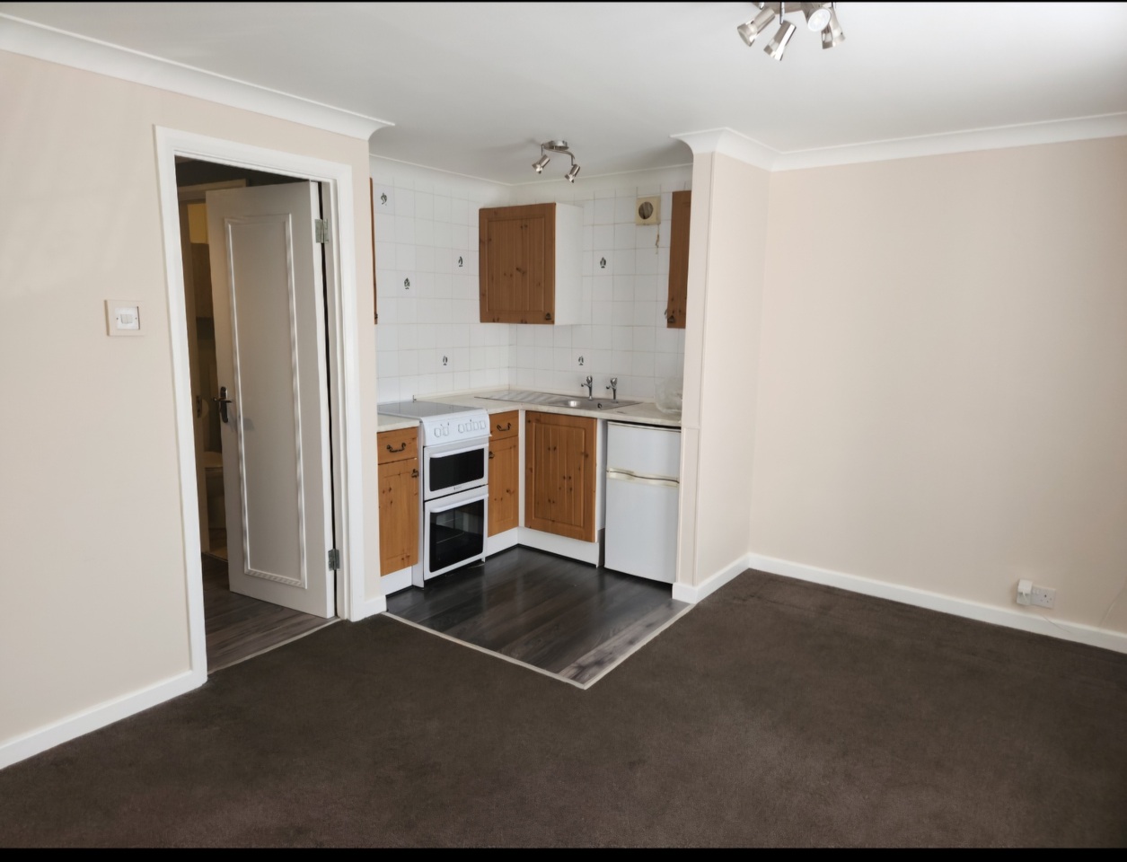 Dagenham - Studio Flat, Greenfield Road, RM9 - To Rent Now for £1,000. ...