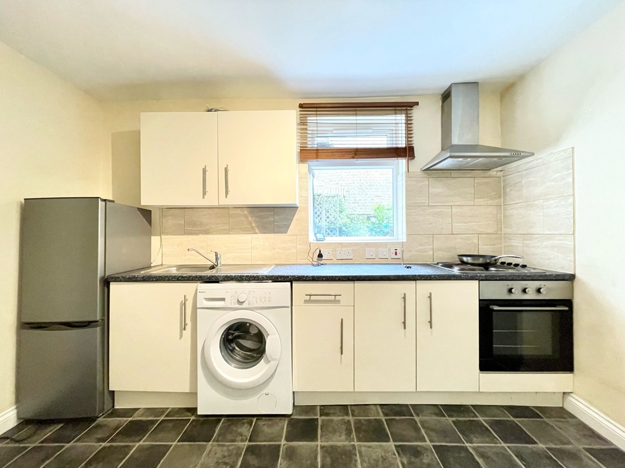 London - 1 Bed Flat, Queen Elizabeths Walk, N16 - To Rent Now for £ ...