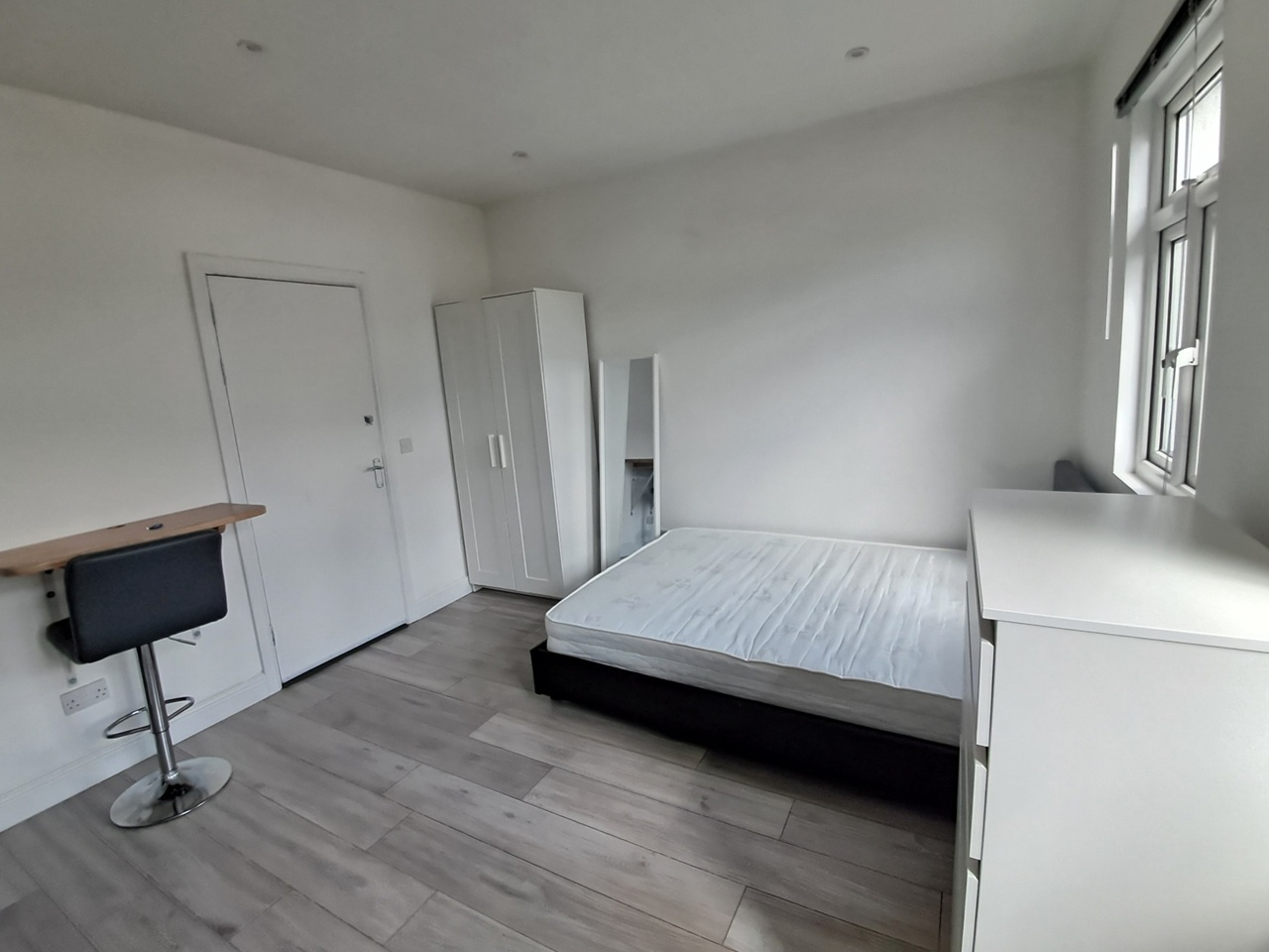 London - Studio Flat, Tooting, SW17 - To Rent Now for £1,250.00 p/m