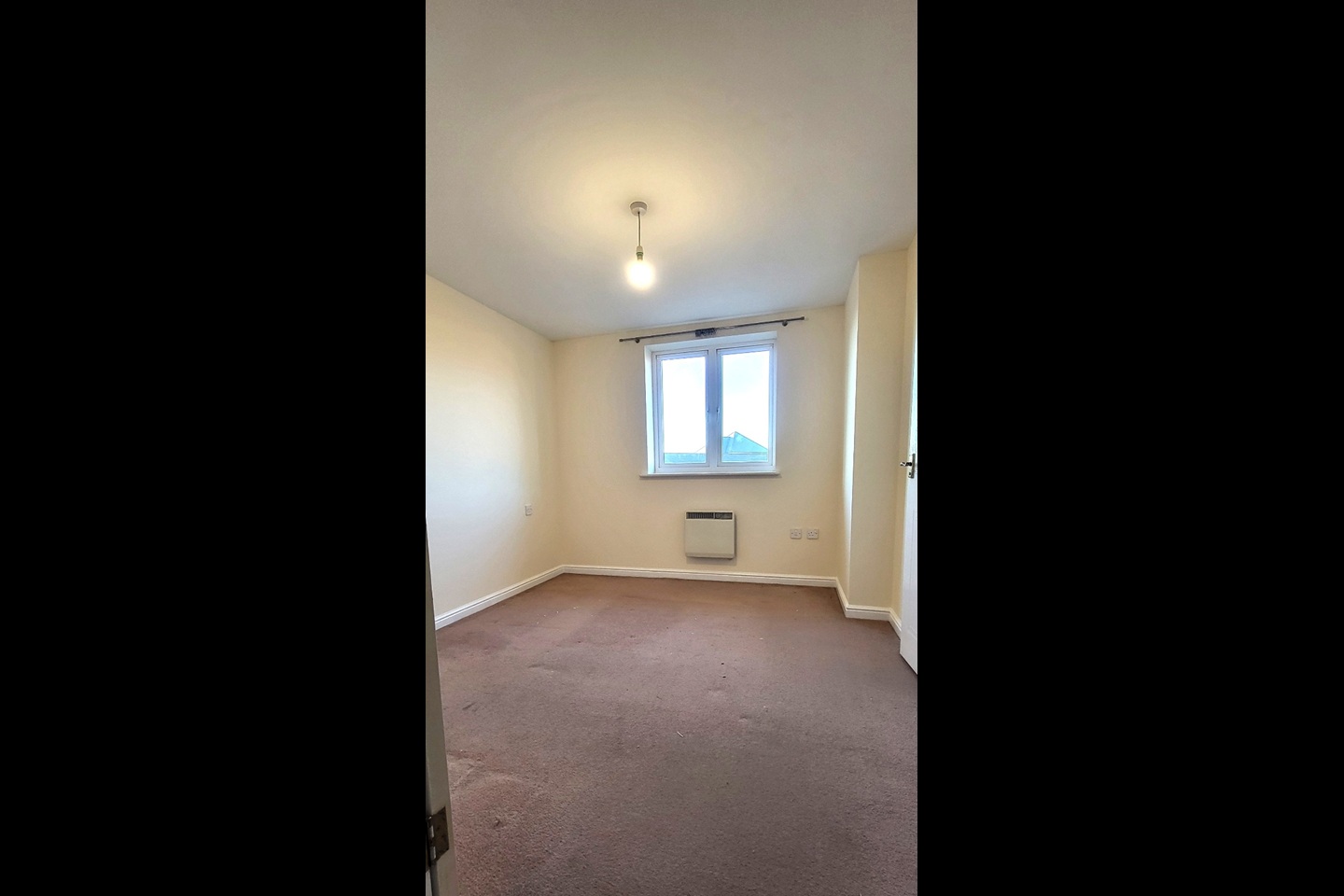 Swindon - 2 Bed Flat, Saltash Road, SN2 - To Rent Now for £900.00 p/m