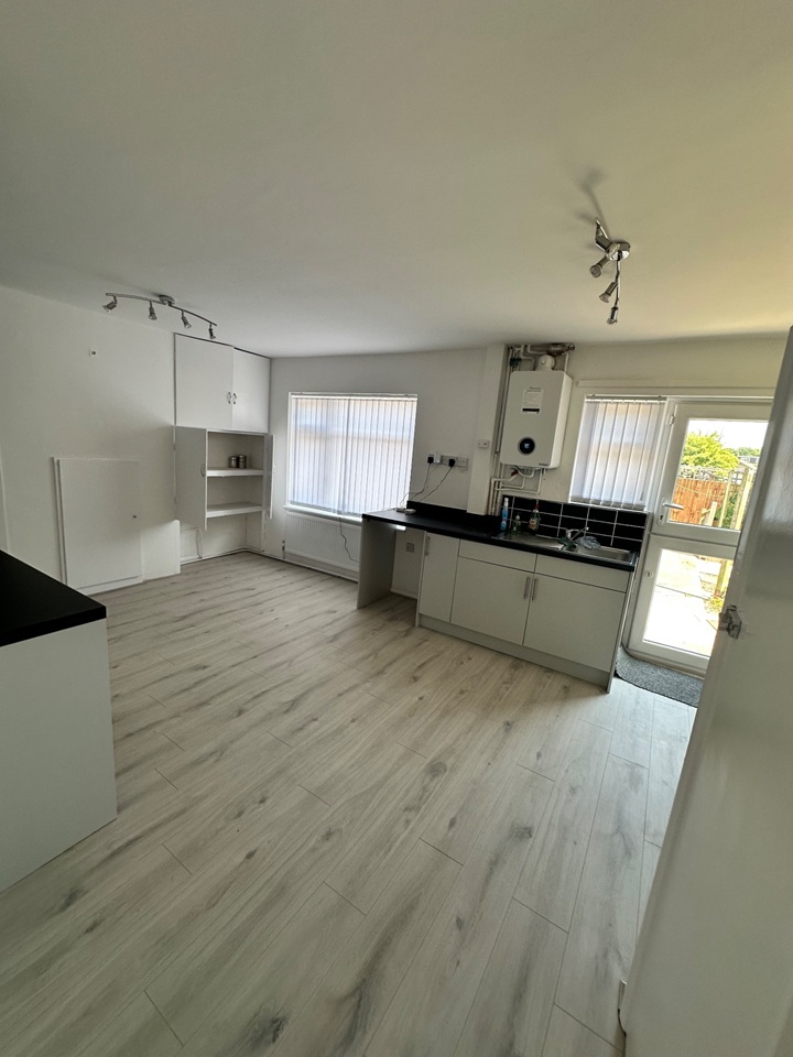 Stanford-Le-Hope - 3 Bed Semi-Detached House, Romsey Close, SS17 - To ...