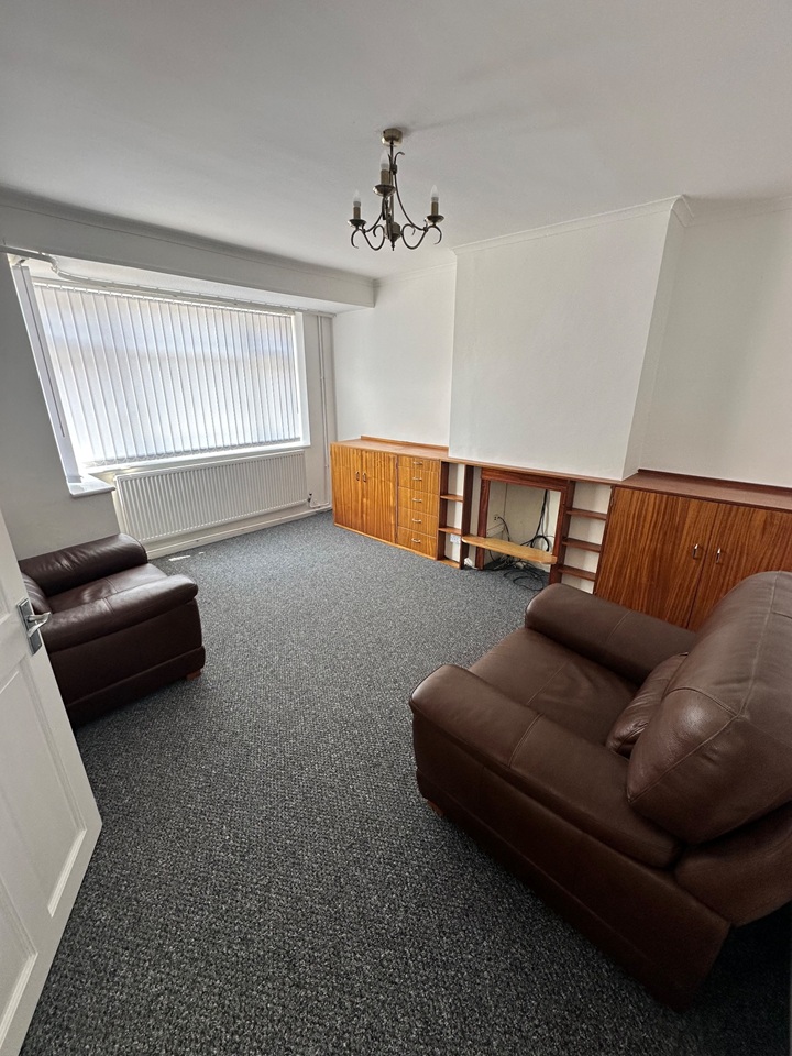 Stanford-Le-Hope - 3 Bed Semi-Detached House, Romsey Close, SS17 - To ...